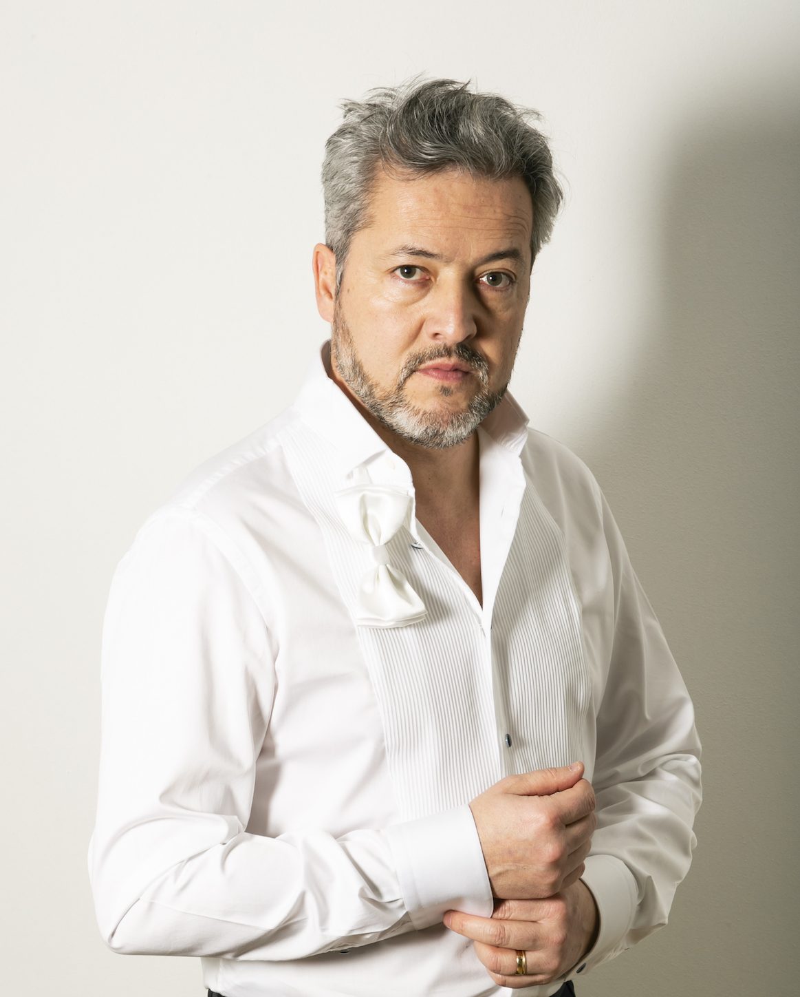 CHRISTIAN SENN (Baritone) – Halle, Barcelona - Allegorica.art